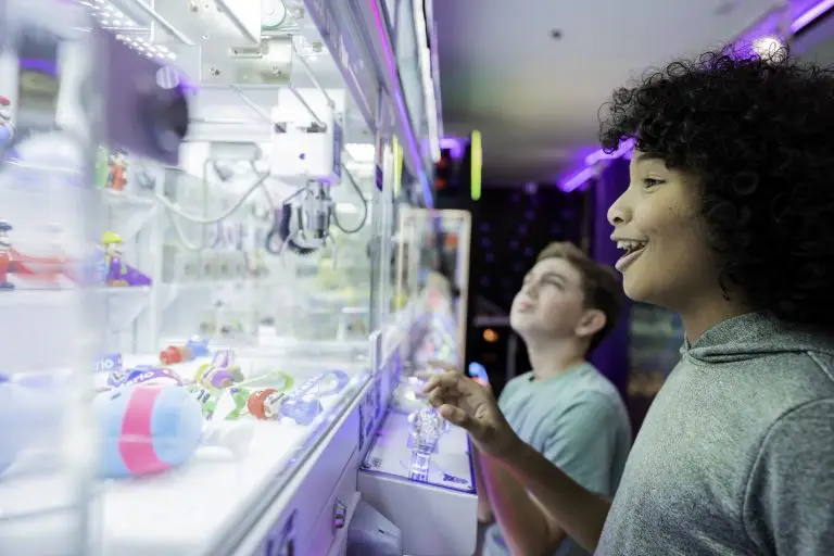 ClawCADE: Exciting Arcade Games and Claw Machine Fun Awaits!