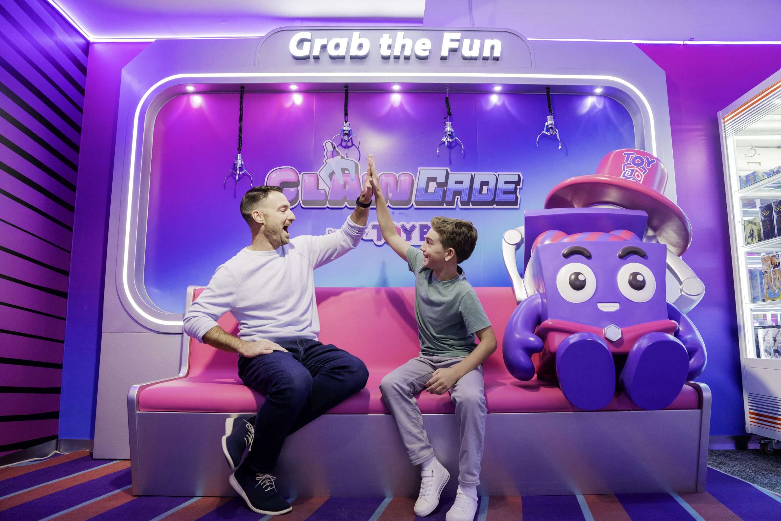 ClawCADE: Exciting Arcade Games and Claw Machine Fun Awaits!